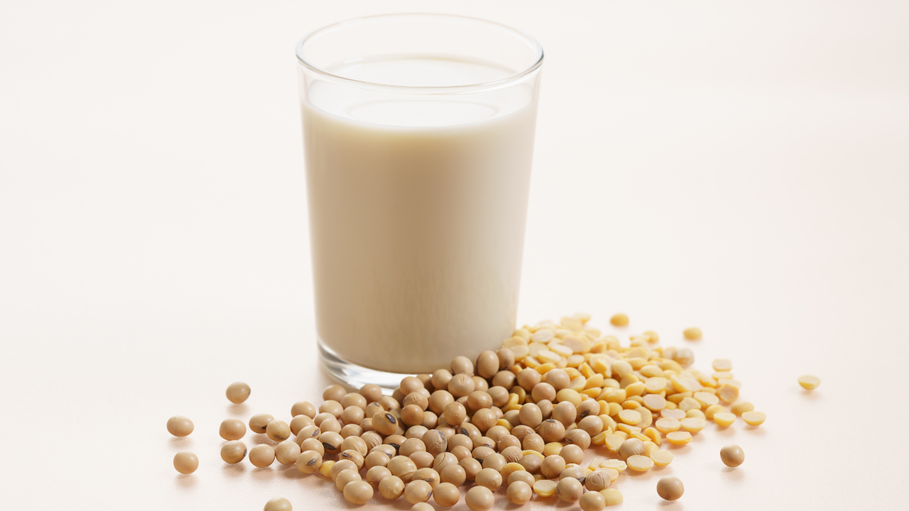 Soy milk: A plant-based milk alternative that is rich in protein ...
